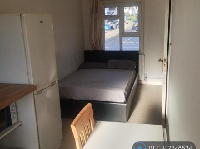 Studio flat for rent in Mays Lane, Barnet, EN5