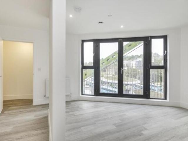 Studio flat for rent in Medway Street Chatham ME4