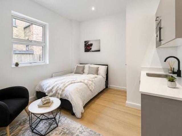 Studio flat for rent in Melrose Avenue, London, NW2 4LH, NW2