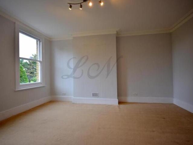 Studio flat for rent in Merton Hall Road, Wimbledon, SW19