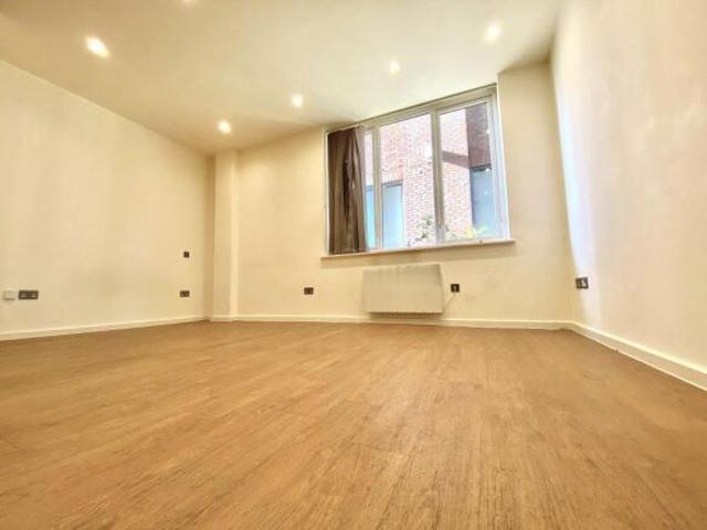 Studio flat for rent in Mercury House, Town Centre, SL1