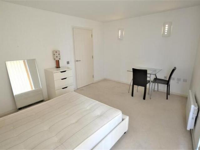 Studio flat for rent in Michigan Building, Biscayne Avenue, Tower Hamlets, London, E14