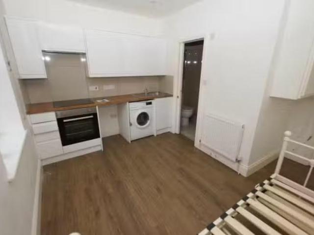 Studio flat for rent in Middle Street, BN1
