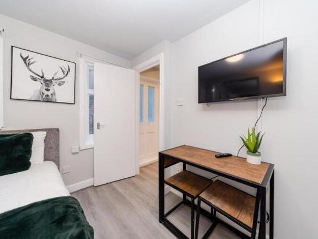 Studio flat for rent in Middle street, Brighton, BN1