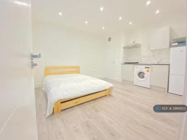 Studio flat for rent in Middleinteraction, Pinner, HA5