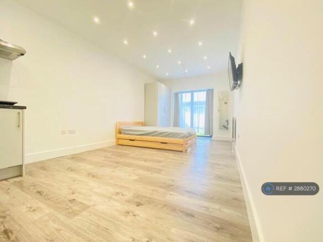 Studio flat for rent in Middlesex, Pinner, HA5