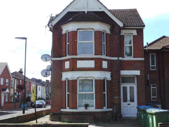 Studio flat for rent in Millbrook Road East, SO15