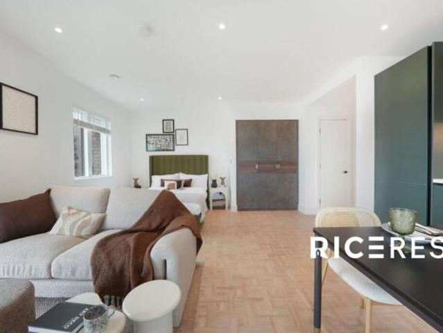 Studio flat for rent in Monarch Square, London, SW11
