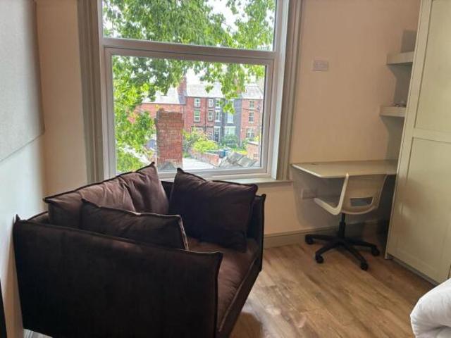 Studio flat for rent in Moorland Road, Leeds, LS6