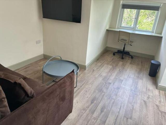 Studio flat for rent in Moorland Road, Leeds, LS6