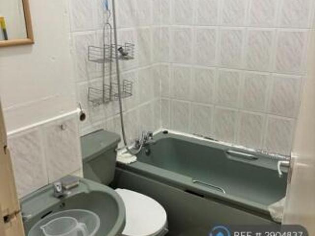 Studio flat for rent in Moss Lane East, Manchester, M14