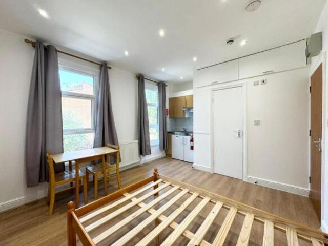 Studio flat for rent in Mulkern Road, Archway, N19