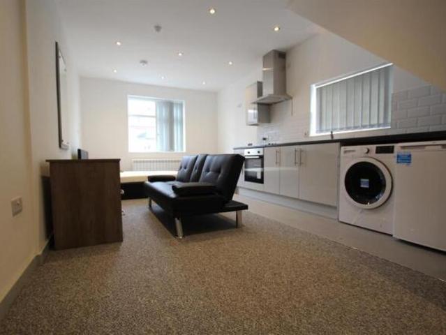 Studio flat for rent in Narborough Road, Leicester, LE3