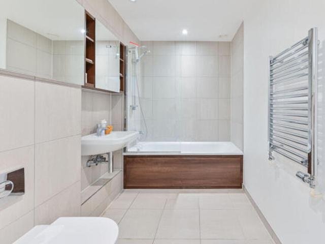 Studio flat for rent in Naval House, Woolwich, London, SE18