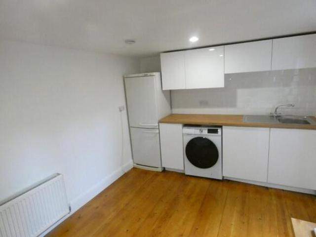 Studio flat for rent in Navarino Road, Hackney, London, E8