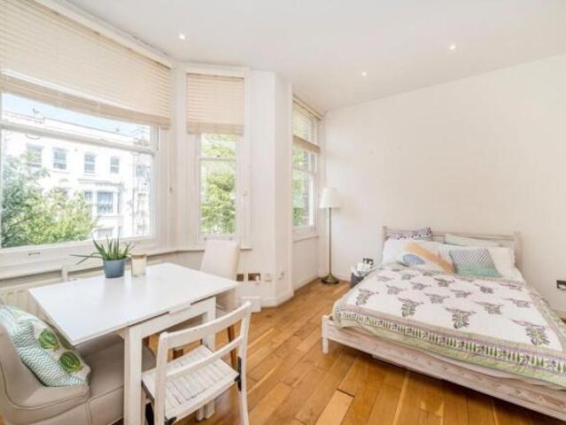 Studio flat for rent in Netherwood Road, West Kensington, W14