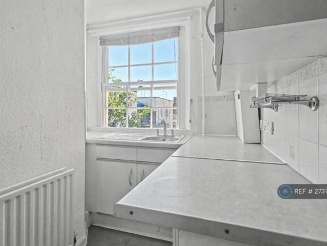 Studio flat for rent in Newton Road, London, W2
