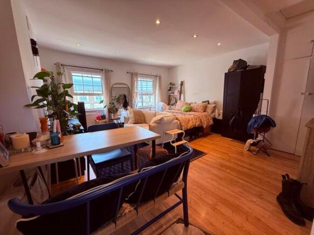 Studio flat for rent in New North Road, London, N1