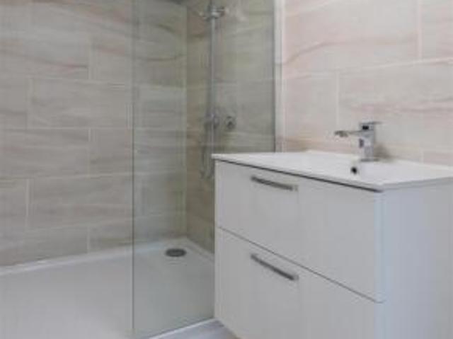 Studio flat for rent in Newport Road, Roath, Cardiff, CF24