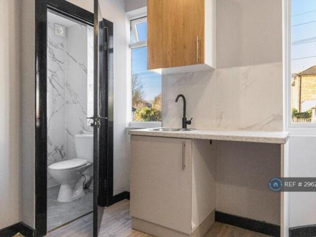 Studio flat for rent in Niederwald Road, London, SE26