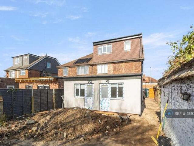 Studio flat for rent in North Approach, Watford, WD25