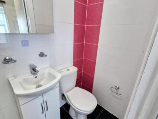 Studio flat for rent in North Circular Road, N13
