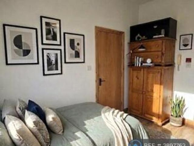 Studio flat for rent in North Ealing, London, W5