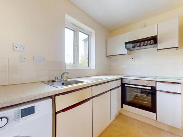 Studio flat for rent in Norwood Gardens, Ashford, Kent, TN23