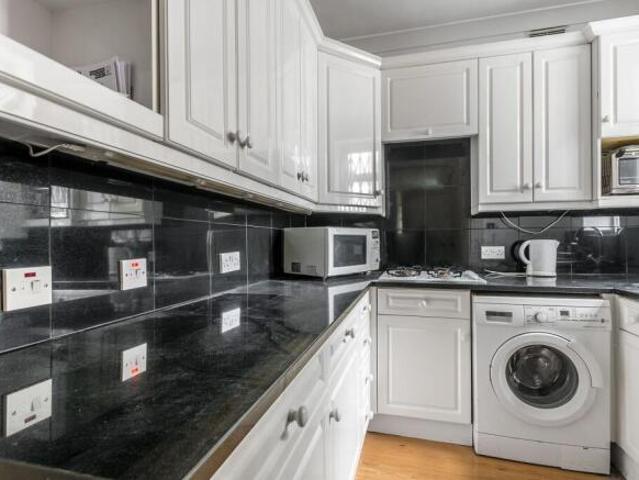 Studio flat for rent in Norland Square, Holland Park, London, W11