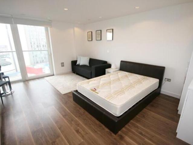 Studio flat for rent in Number One Media City UK M50