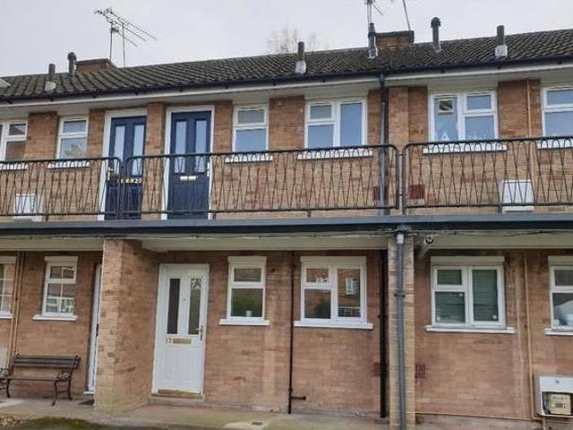 Studio flat for rent in Oakley Court Hillyfields Loughton Essex IG10