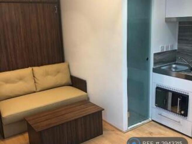 Studio flat for rent in Oakley Avenue, London, W5