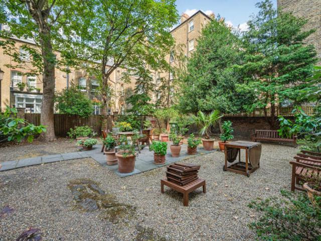 Studio flat for rent in Old Brompton Road, SW5
