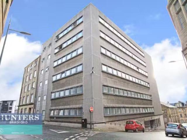 Studio flat for rent in Olicana House, Chapel Street, Bradford.
