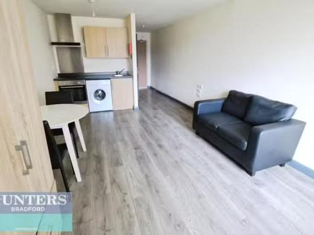 Studio flat for rent in Olicana House, Chapel Street, Bradford.