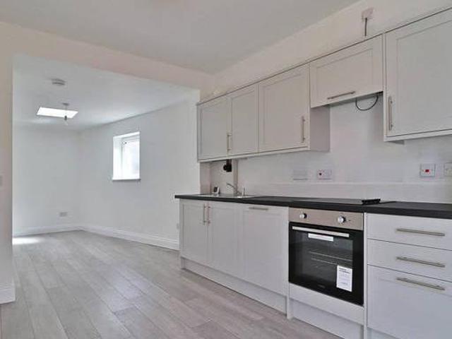 Studio flat for rent in Ombersley Road Bedford MK42