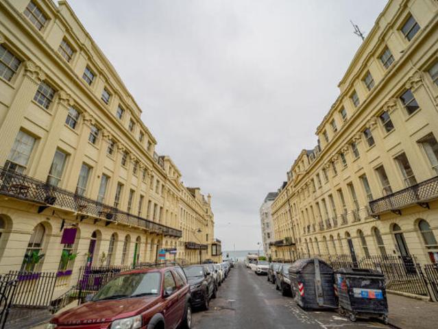 Studio flat for rent in Oriental Place, Brighton, BN1