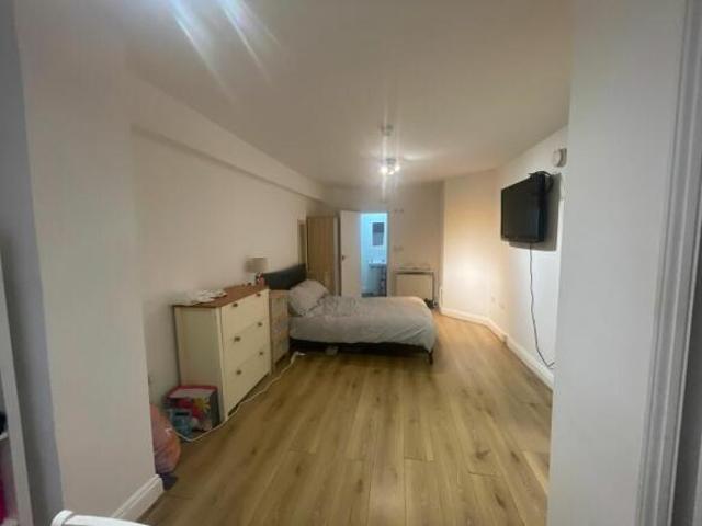 Studio flat for rent in Oriental place, Brighton, BN1