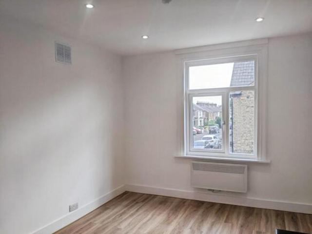 Studio flat for rent in Oxford Road, WALLINGTON, SM6