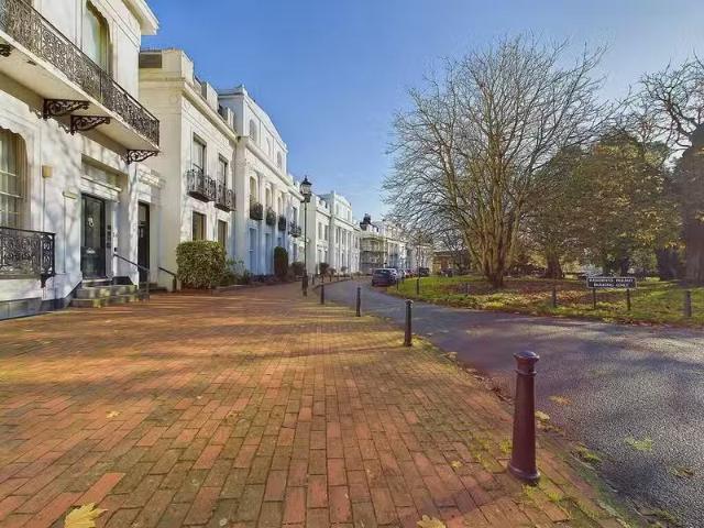 Studio flat for rent in Park Crescent, Worthing, BN11 4AH, BN11