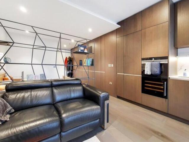 Studio flat for rent in Park Drive, E14