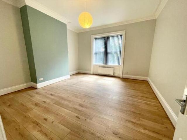 Studio flat for rent in Park Drive, Huddersfield, HD1