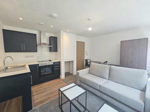 Studio flat for rent in Park House, Well Street, Bradford, BD1