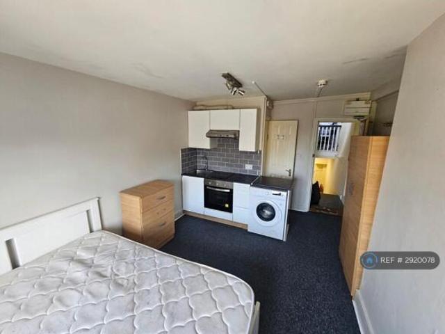 Studio flat for rent in Park Parade, London, NW10