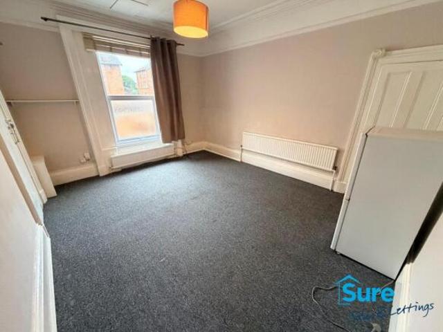 Studio flat for rent in Park Road, Gloucester. GL1