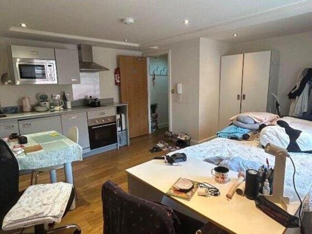 Studio flat for rent in Park Street, BS1