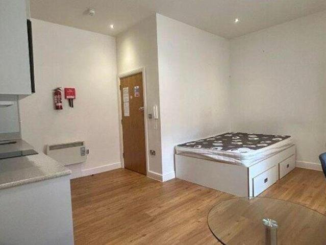 Studio flat for rent in Park Street, BS1