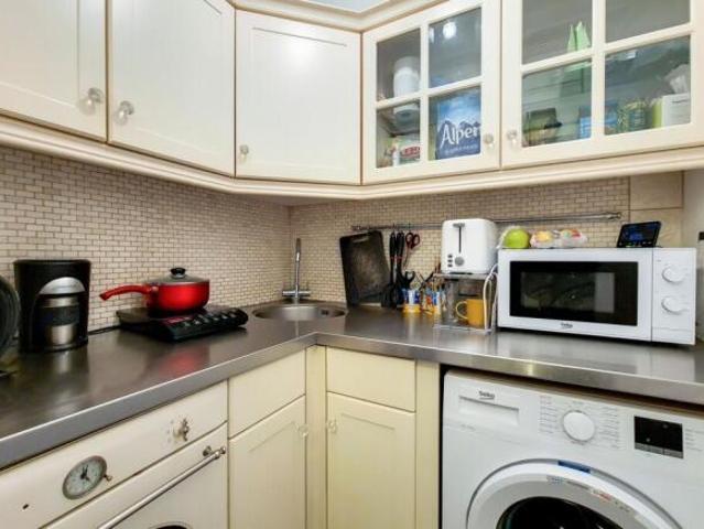 Studio flat for rent in Pembroke Road, Kensington, London, W8