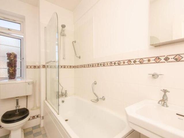 Studio flat for rent in Pembroke Road, Kensington, London, W8