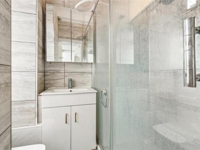 Studio flat for rent in Pembroke Road, London, W8